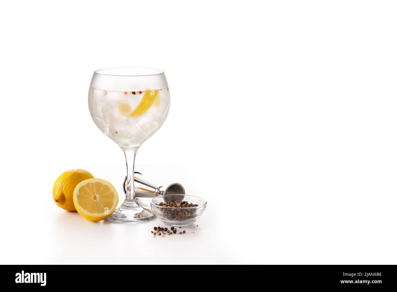 Traditional gin and tonic cocktail hi-res stock photography and images ...