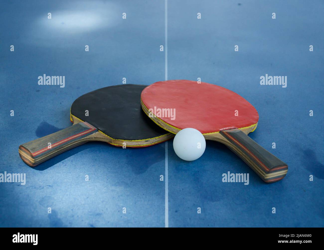 Table tennis table outside hi-res stock photography and images - Alamy