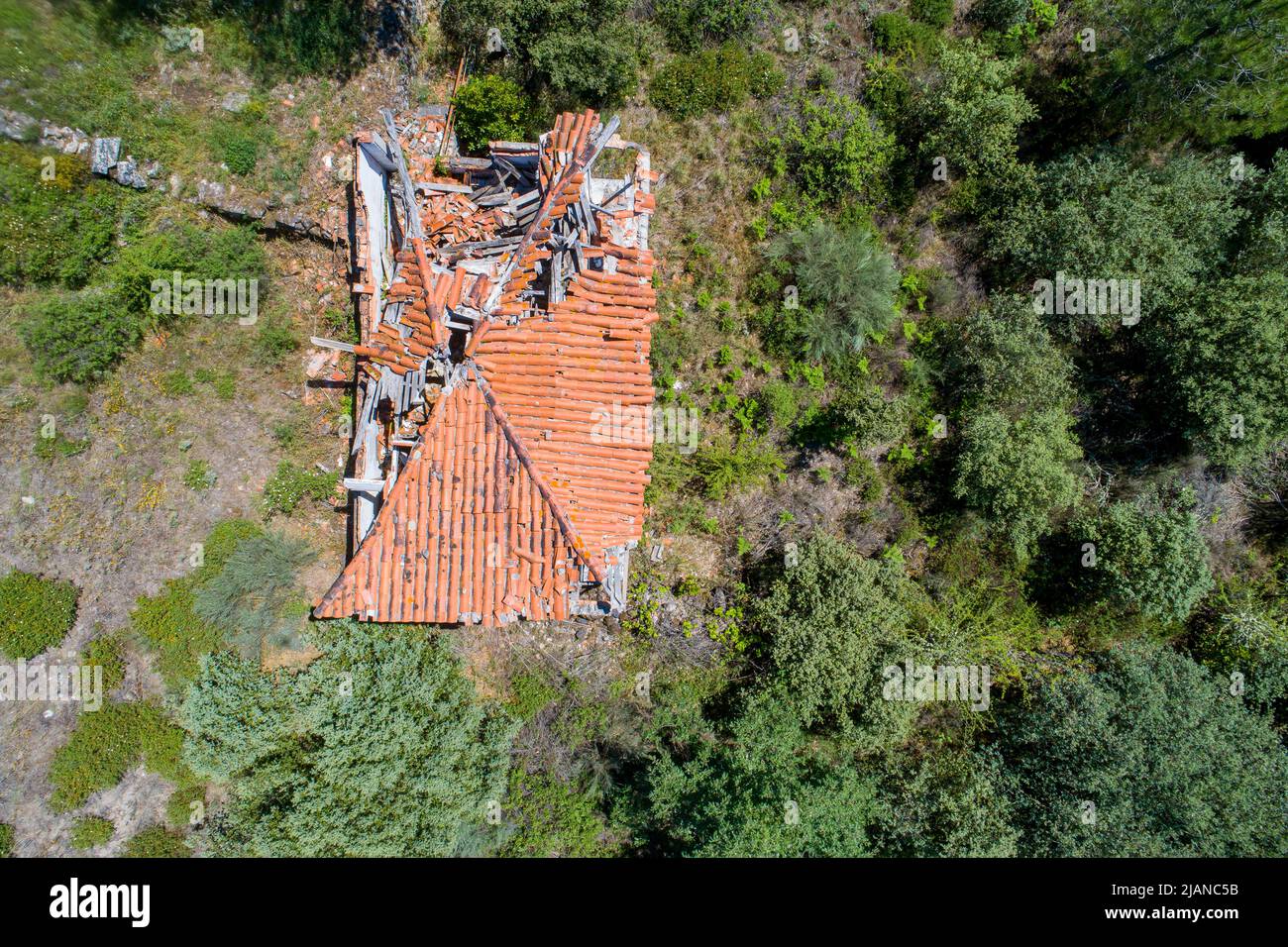 Overhead drone aerial view of an abandoned house in ruins Stock Photo ...