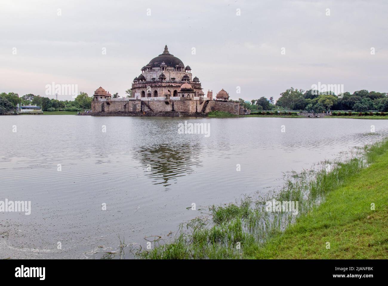 image of her sher sha suri tomb sasaram bihar Stock Photo - Alamy