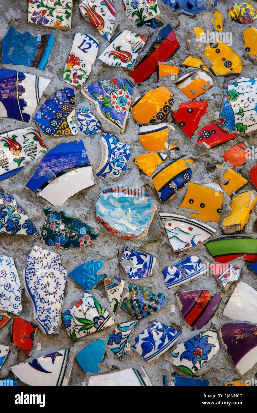 Broken pottery mosaic hi-res stock photography and images - Alamy
