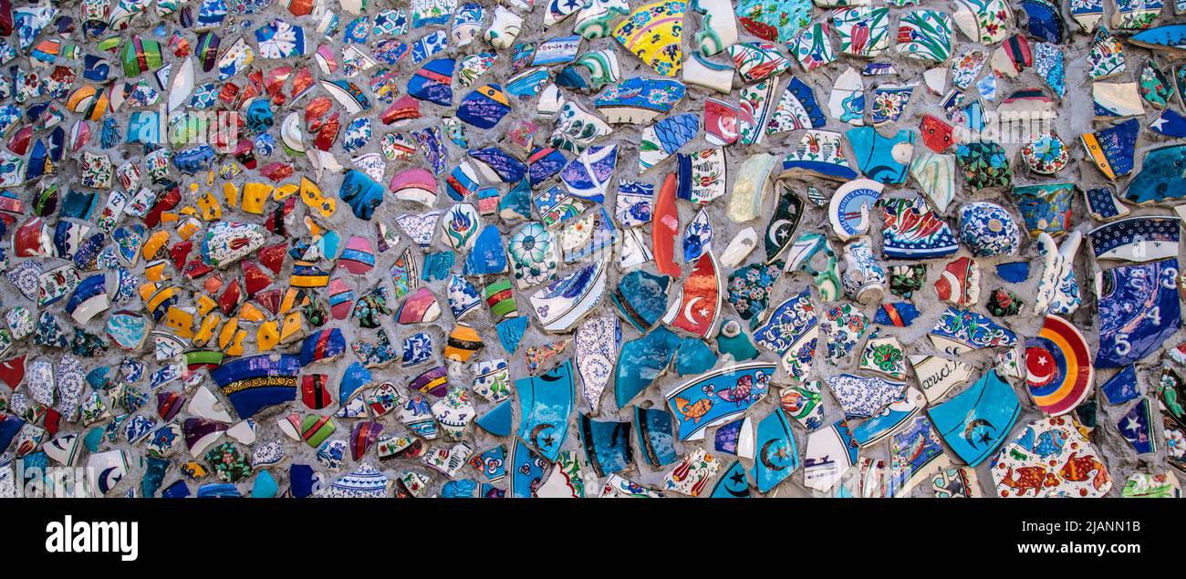 Broken pottery mosaic hi-res stock photography and images - Alamy