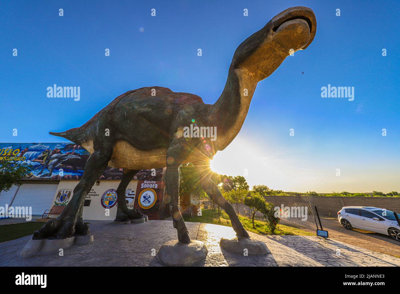 Dinosaurio gigante hi-res stock photography and images - Alamy
