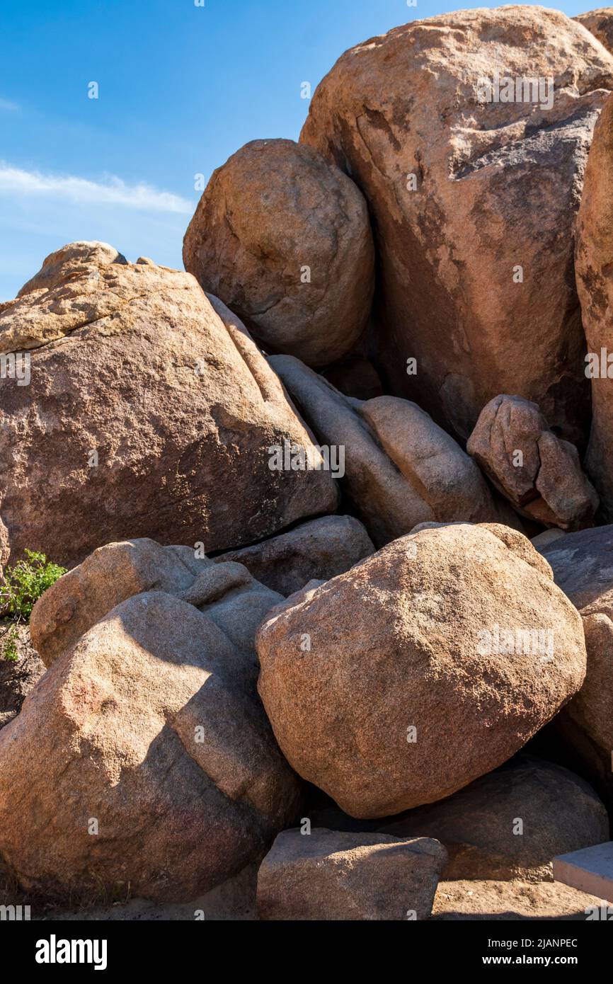 peculiar rock formations of big boulders of rock in Joshua Tree ...