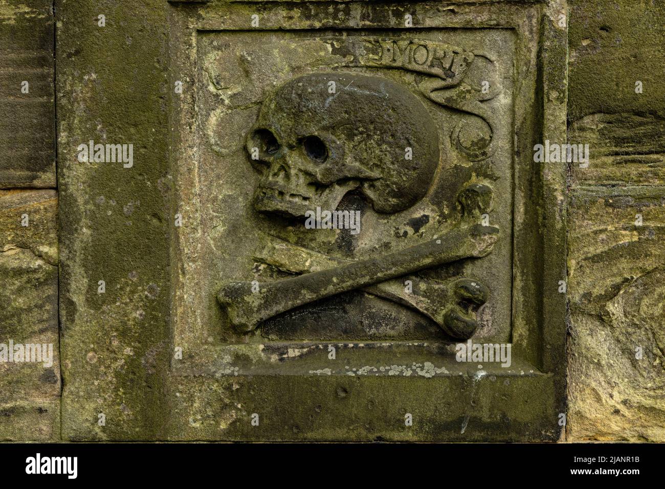 old skull and crossed bones tombstone in Edinburgh Stock Photo - Alamy