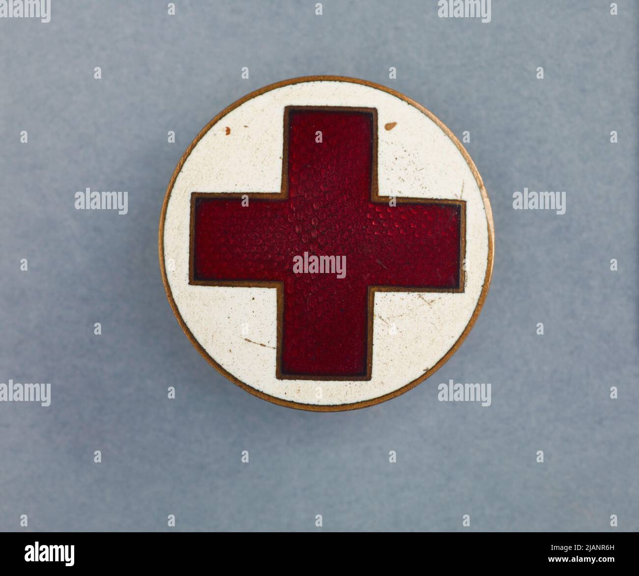 Commemorative badge of members of the National Red Cross Association ...