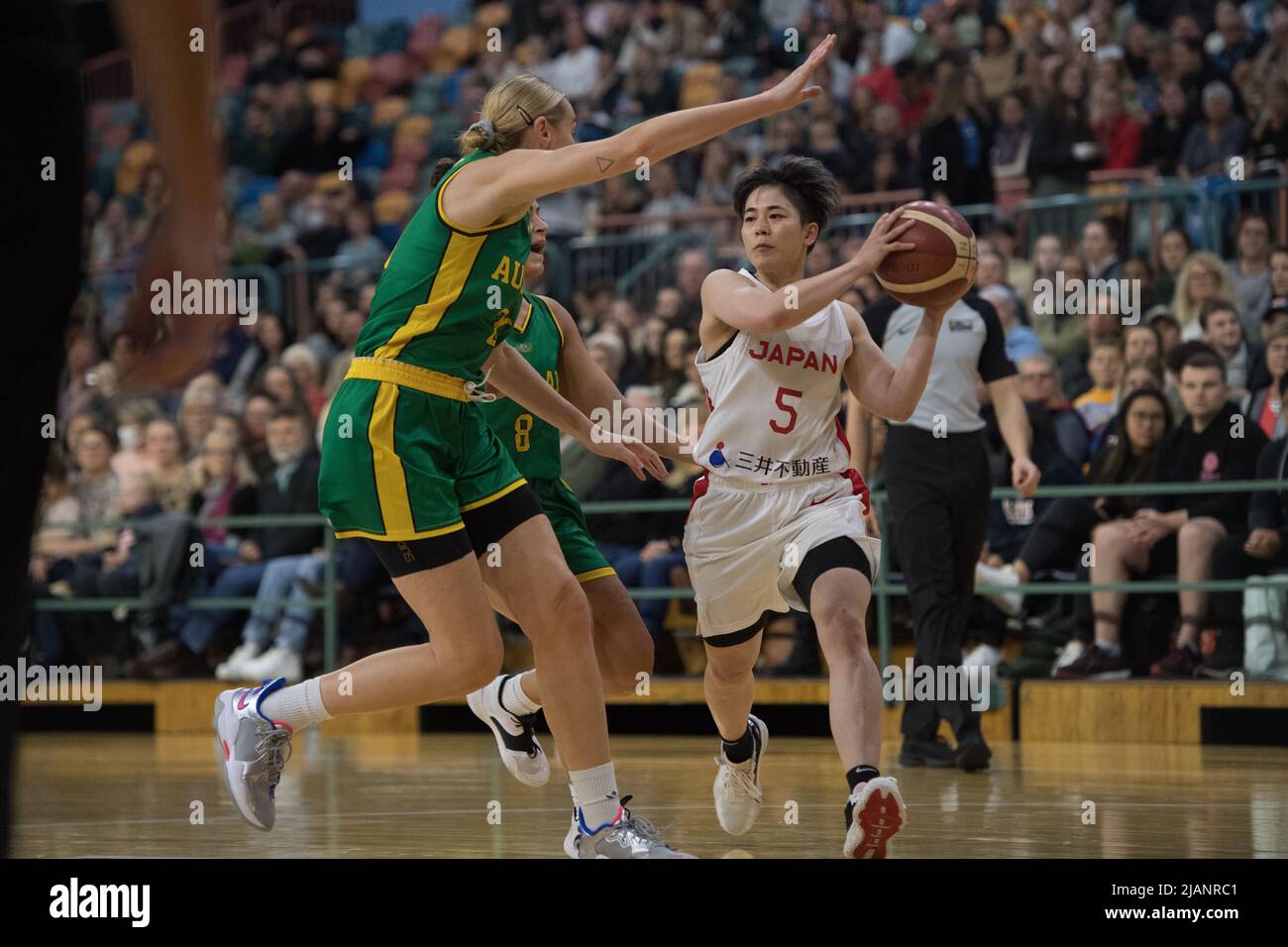 Newcastle, Australia. 31st May, 2022. Darcee Garbin (L) of Australia ...