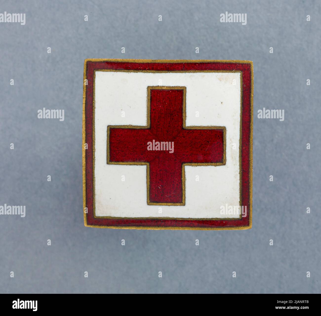 Commemorative badge of members of the National Red Cross Association ...