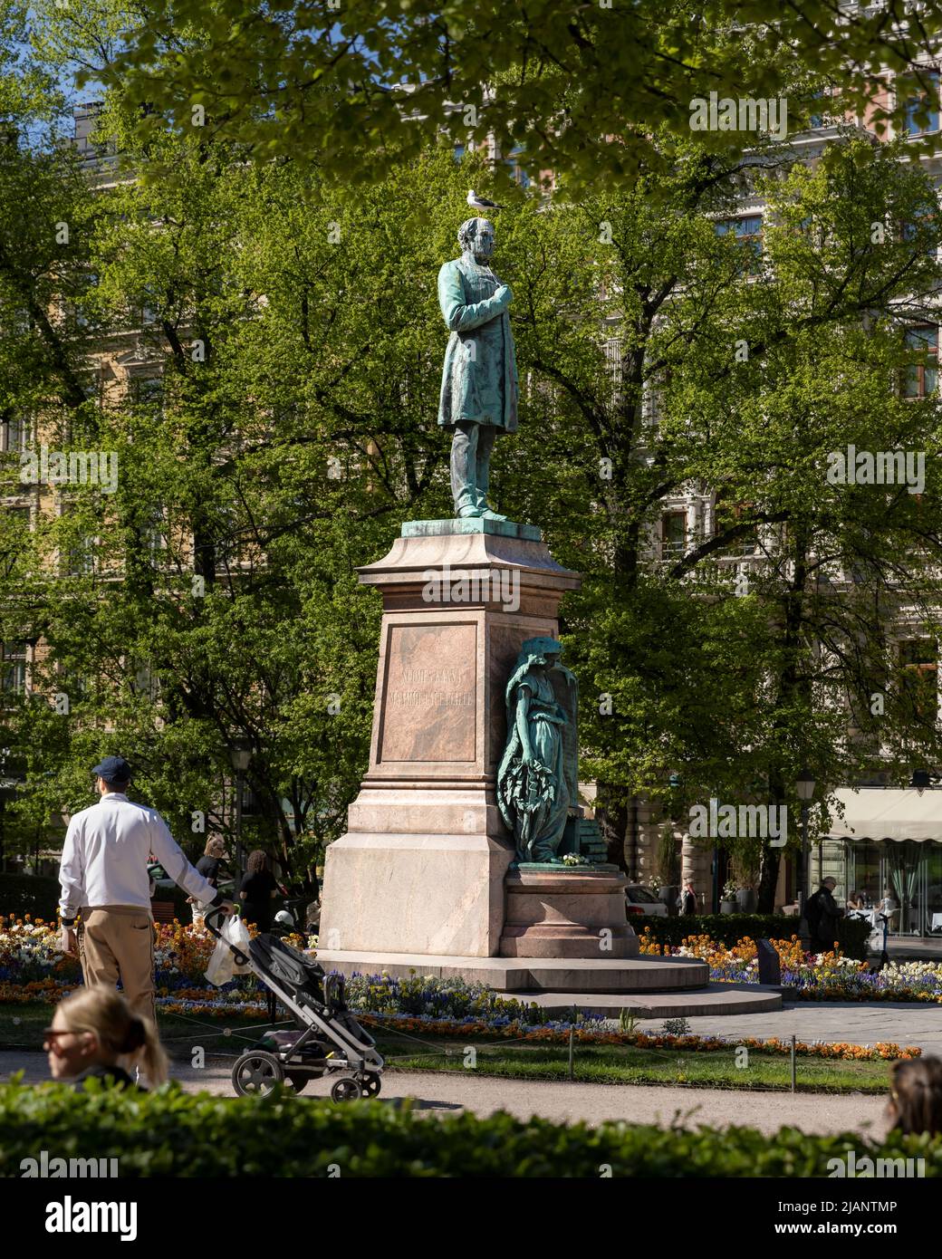 Tourists admiring the statue of famous Finnish poet in Helsinki Stock ...