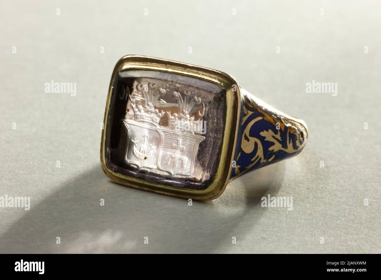 Sygnet ring hi-res stock photography and images - Alamy
