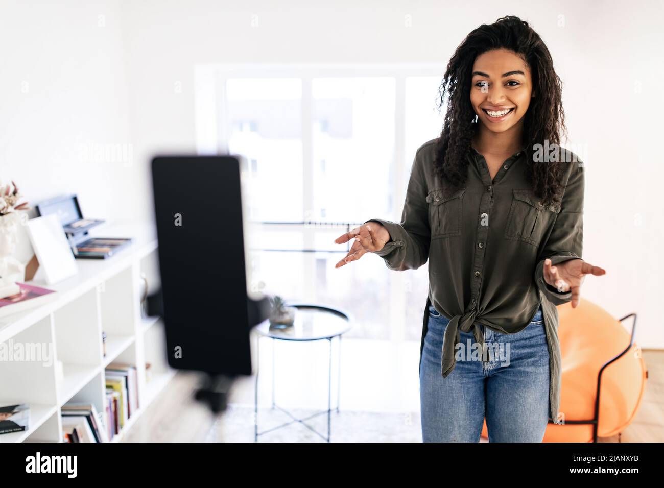 Filming on mobile device hi-res stock photography and images - Alamy