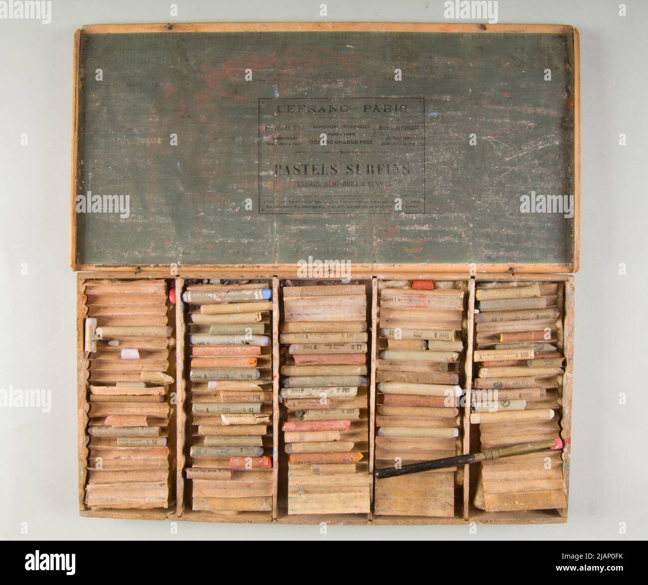 Box and cast for pastels Stock Photo - Alamy