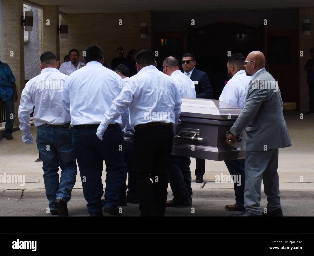 Uvalde, United States. 31st May, 2022. The casket arrives at Sacred ...