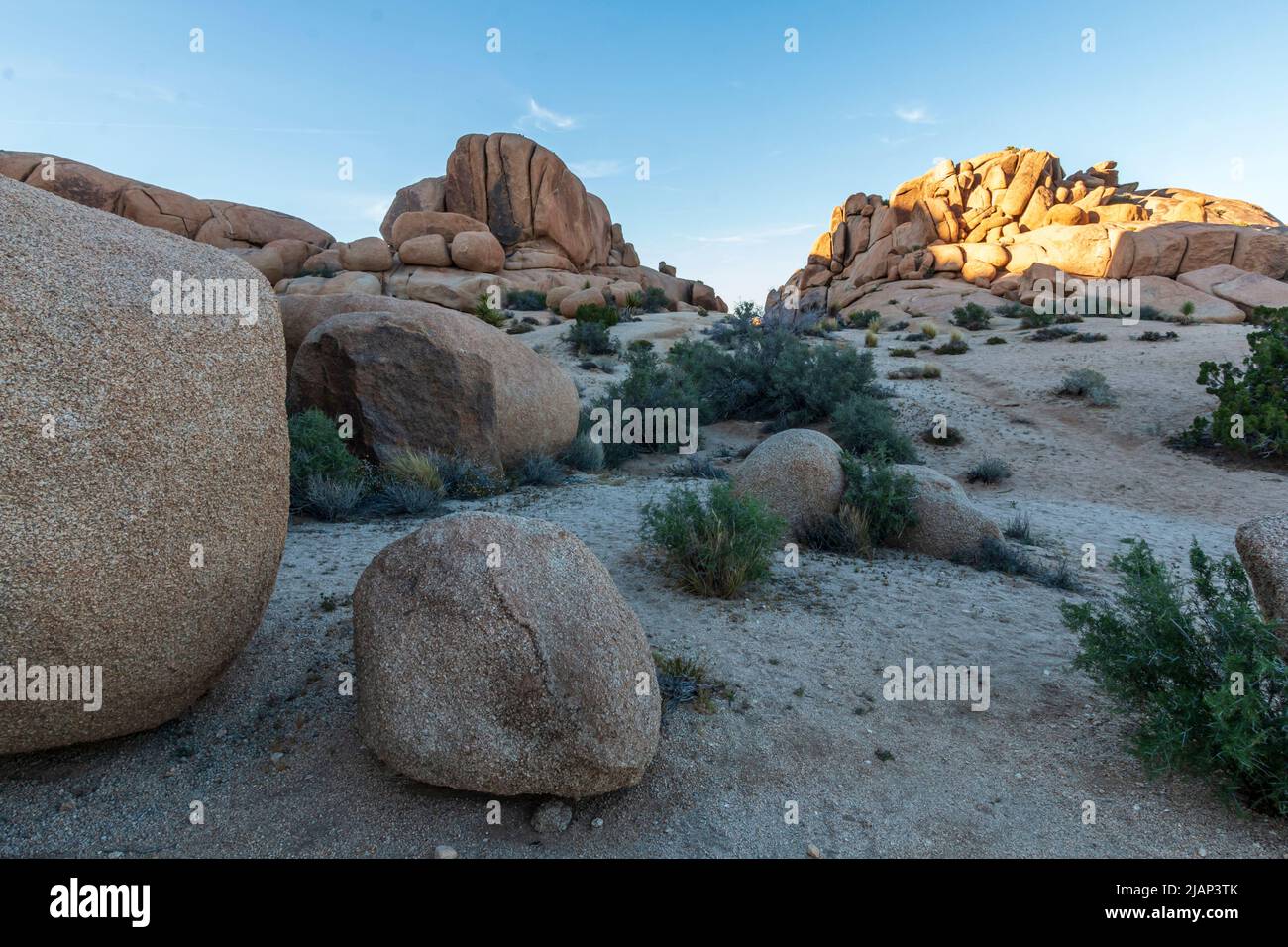 peculiar rock formations of big boulders of rock in Joshua Tree ...