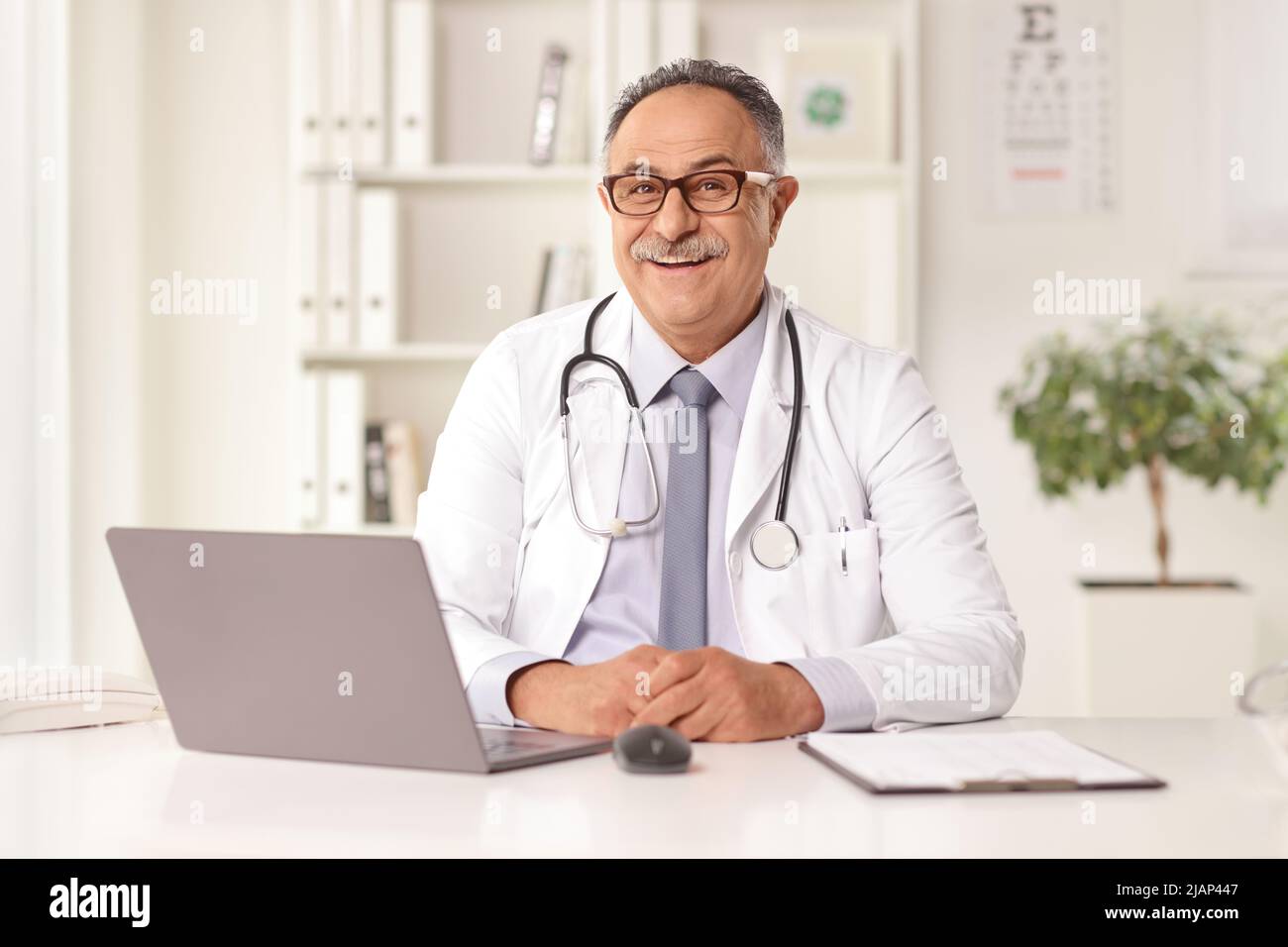 Doctor medical folder in office hi-res stock photography and images - Alamy