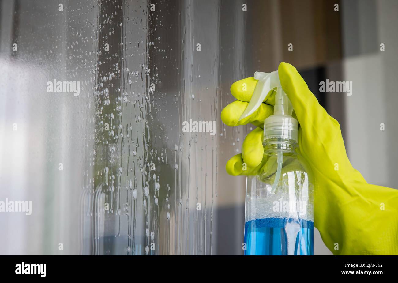 Glass spray cleaner hi-res stock photography and images - Alamy