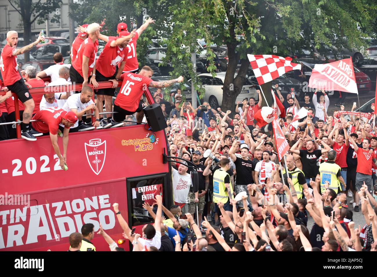 Monza, Lombardia, ITALY. 31st May, 2022. The AC MONZA players thank ...