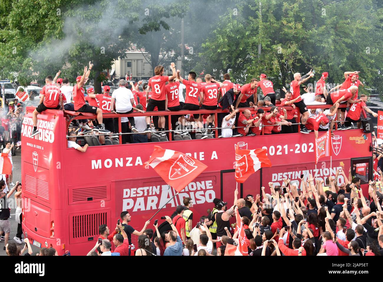 Monza, Lombardia, ITALY. 31st May, 2022. The AC MONZA players thank ...