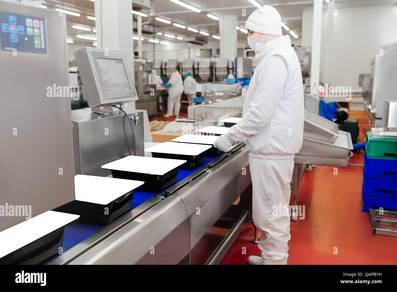 Production process, packaging on the conveyor line of meat in boxes ...