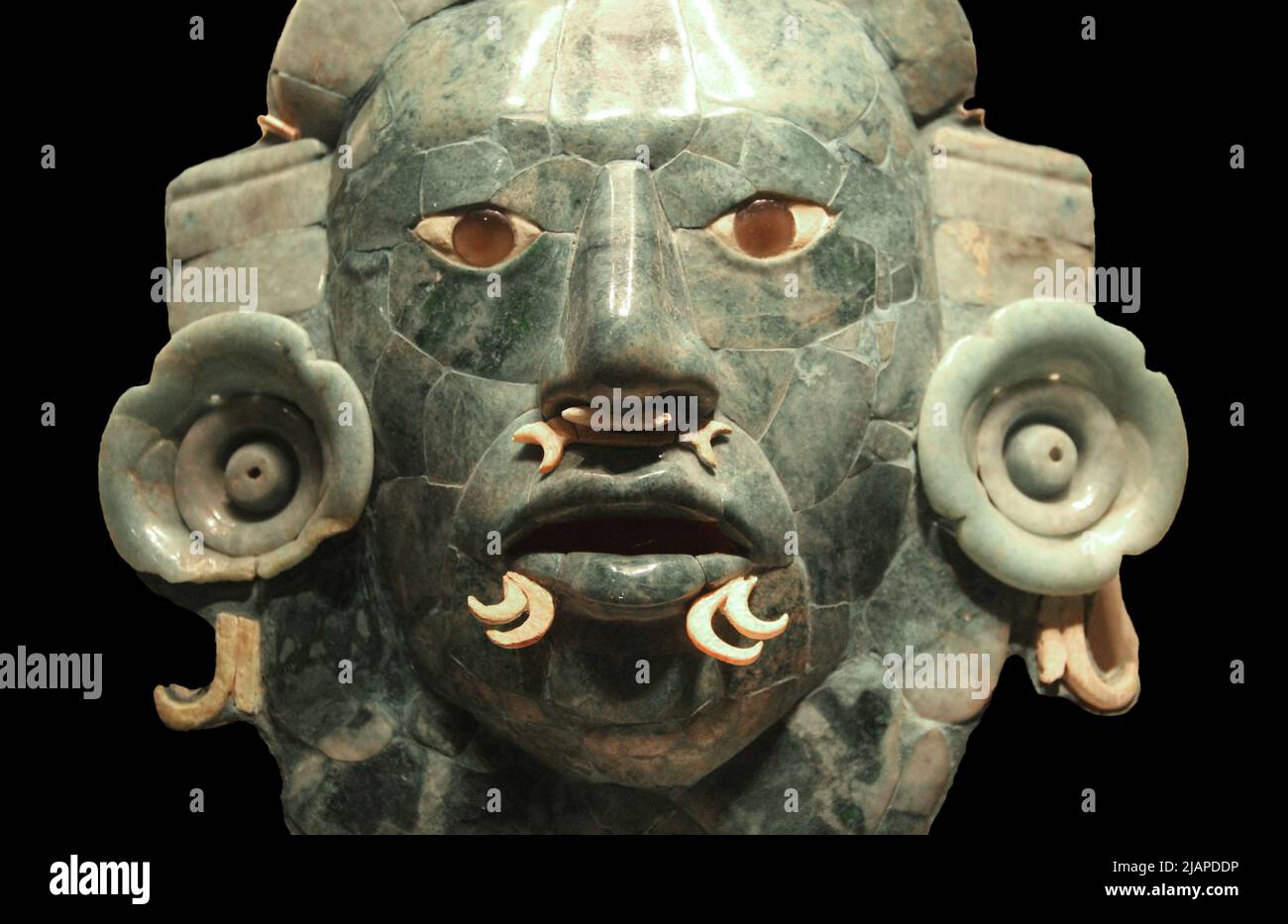 Jade mask discovered at the ancient Maya site of Calakmul, Mexiko ...