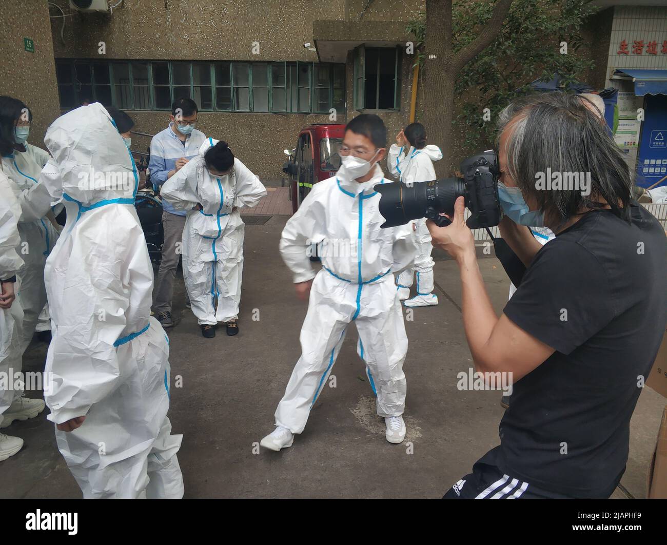 SHANGHAI, CHINA - MAY 31, 2022 - Volunteers ask photographers to take ...