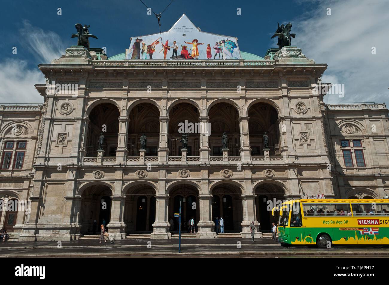 The main facade of the opera house in Vienna Stock Photo - Alamy