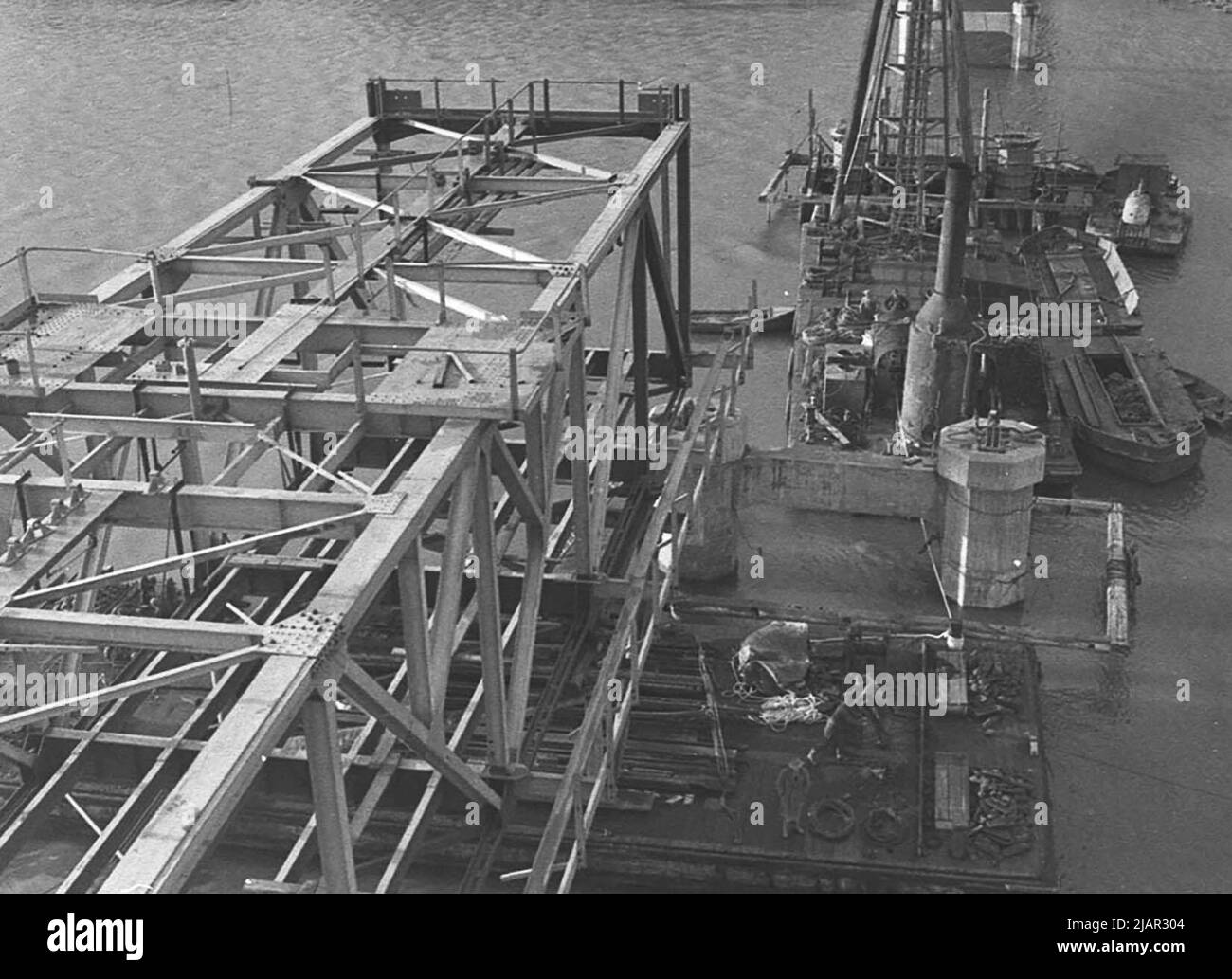 Construction of the Hexham bridge - one span ca. 1952 Stock Photo - Alamy