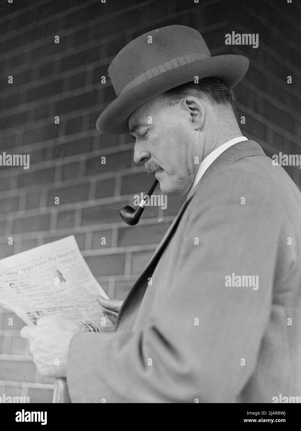 1930s man reading a newspaper Black and White Stock Photos & Images - Alamy