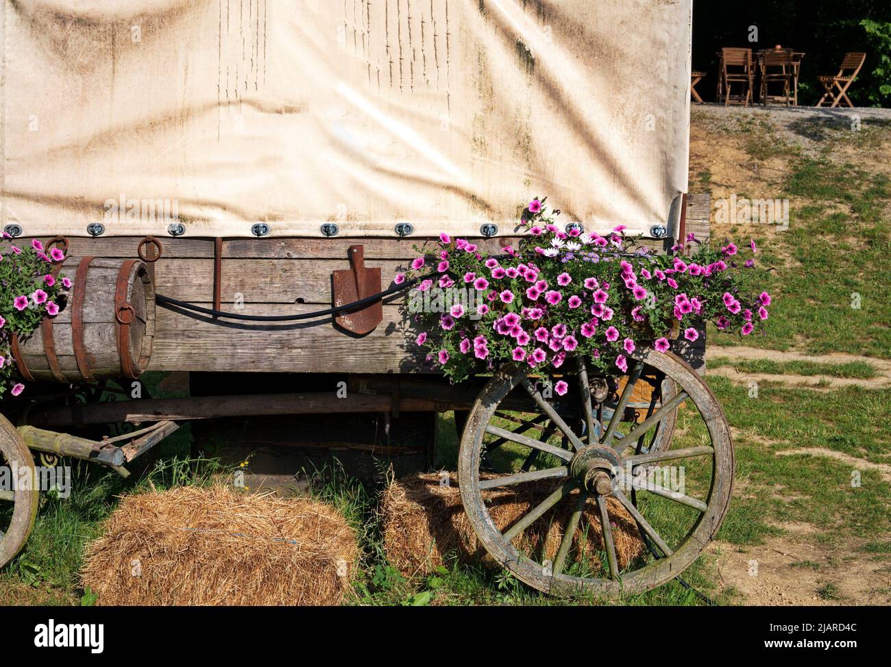 Antique western wagon wheel hi-res stock photography and images - Alamy