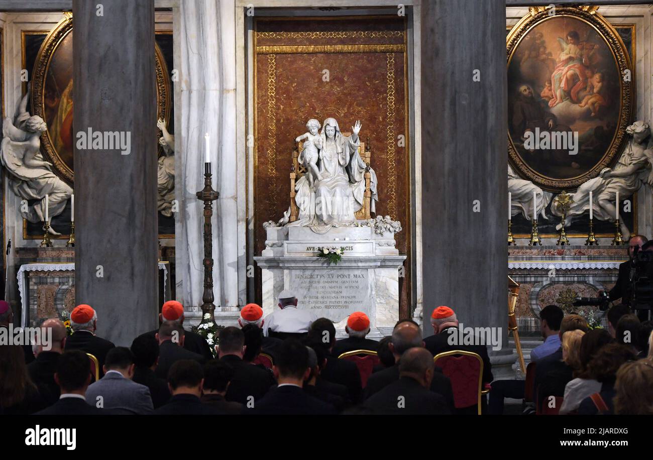 Rome, Italy. 31/05/2022, Pope Francis (C) prays before the statue of ...