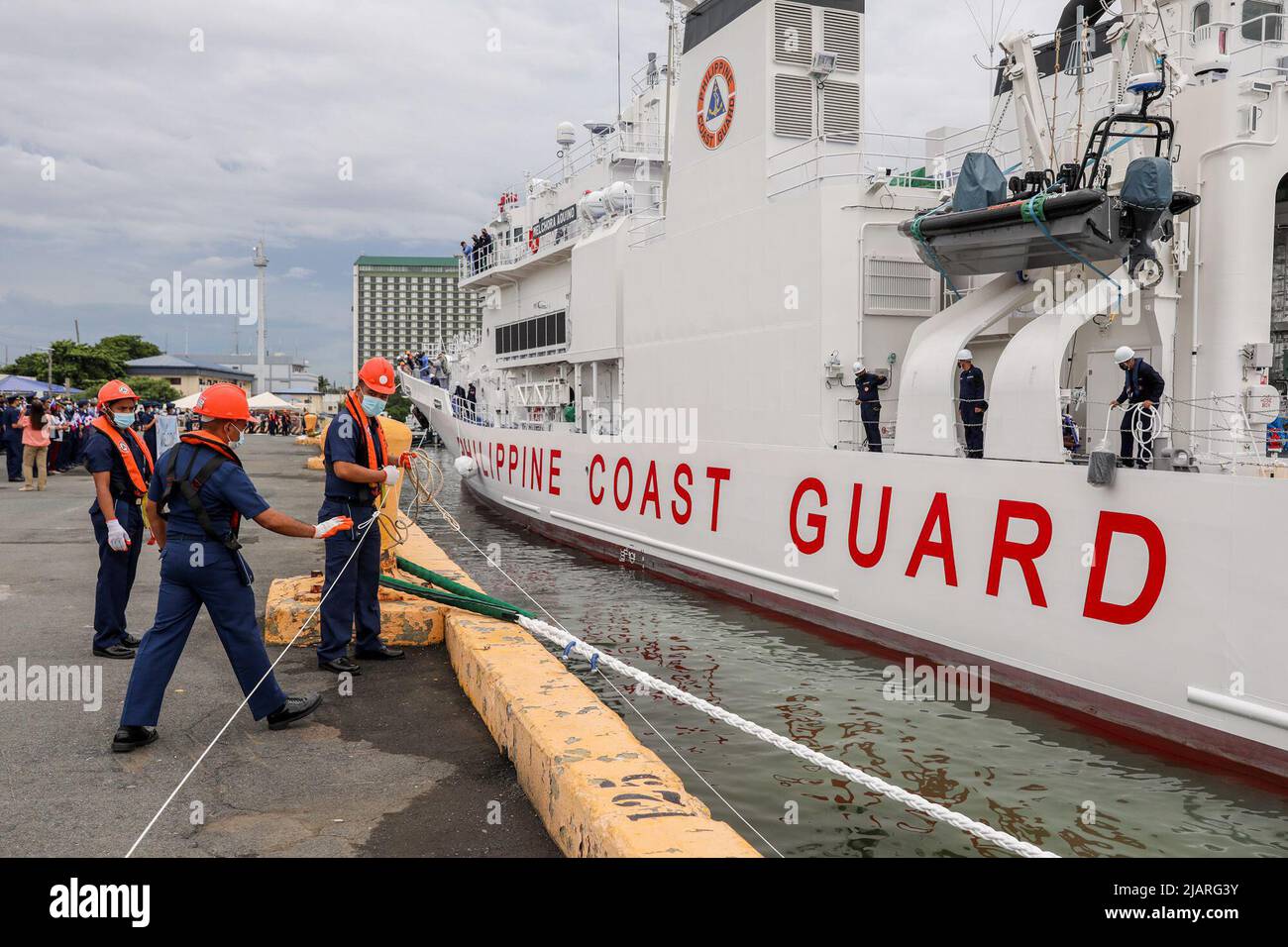 Manila, Philippines. 1st June, 2022. Workers secure ropes while sailors ...