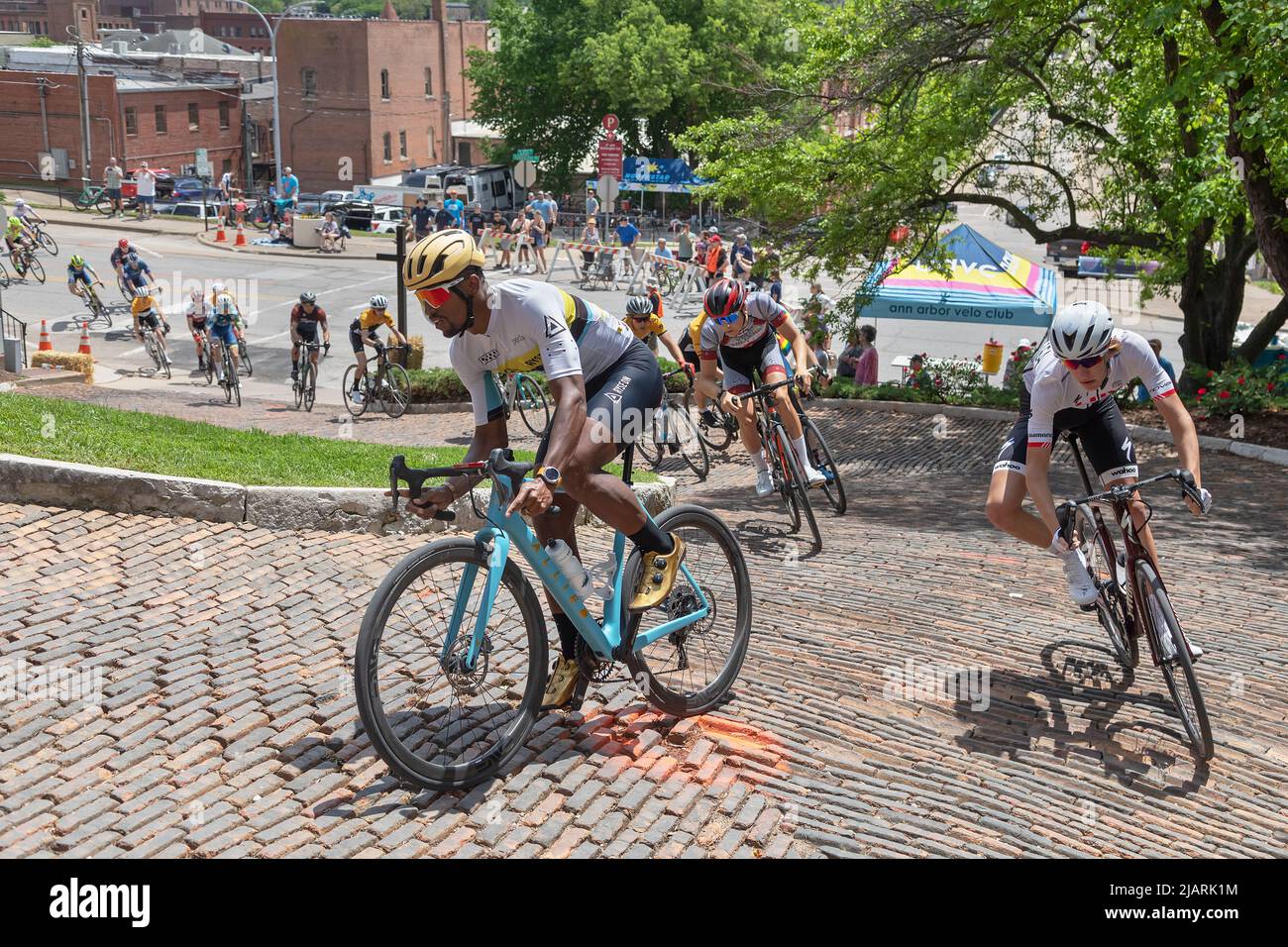 Men’s Category 3 bicycle race at the 2022 Snake alley Criterium in ...