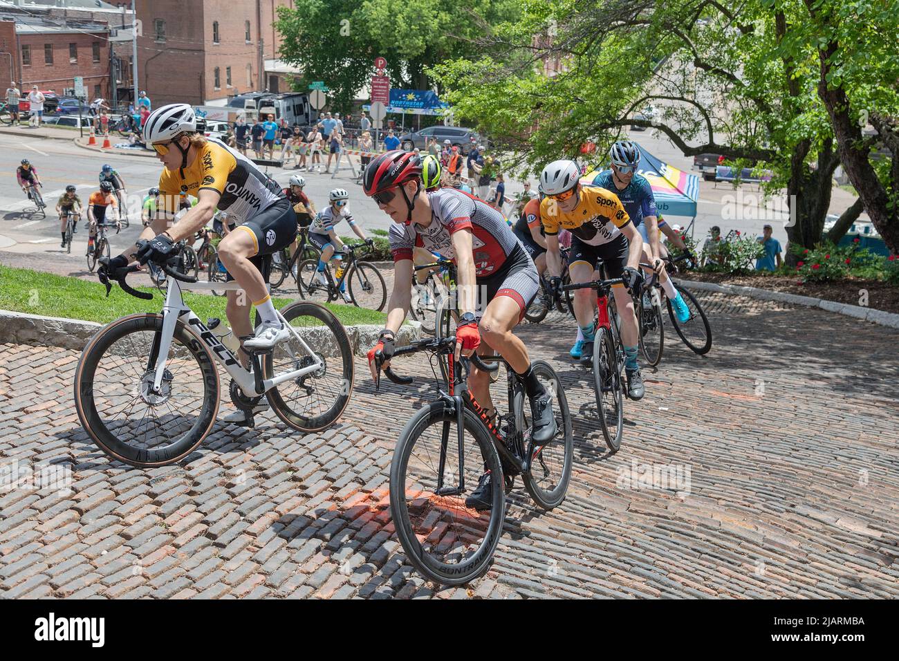 Men’s Category 3 bicycle race at the 2022 Snake alley Criterium in ...