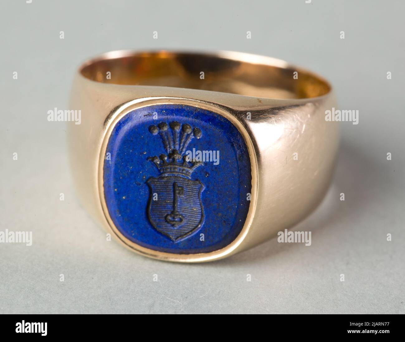 Sygnet ring hi-res stock photography and images - Alamy