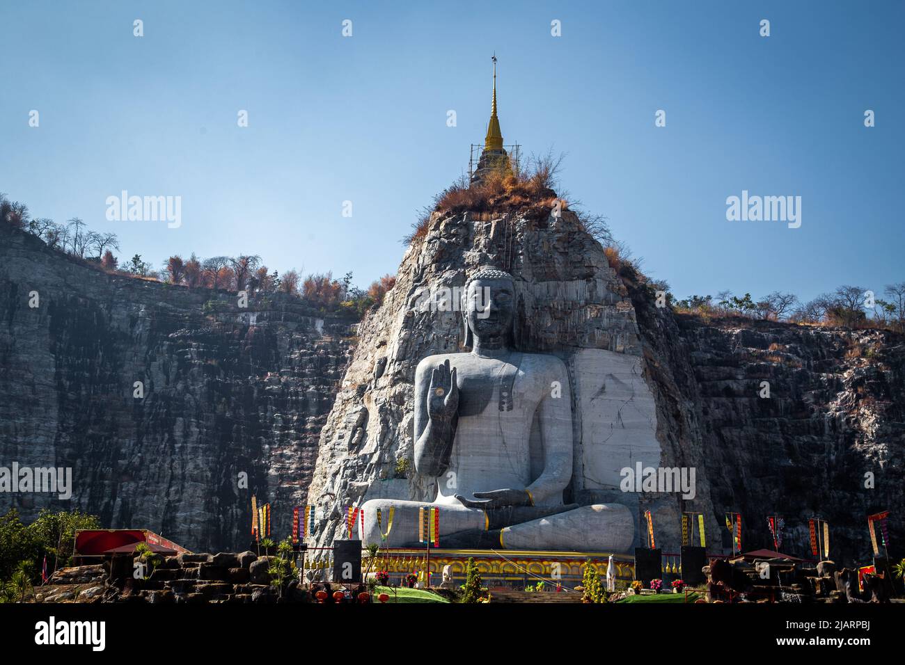 Luang Pho U Thong or Phra Phuttha Pusaya Khiri Sri Suvarnabhumi ...
