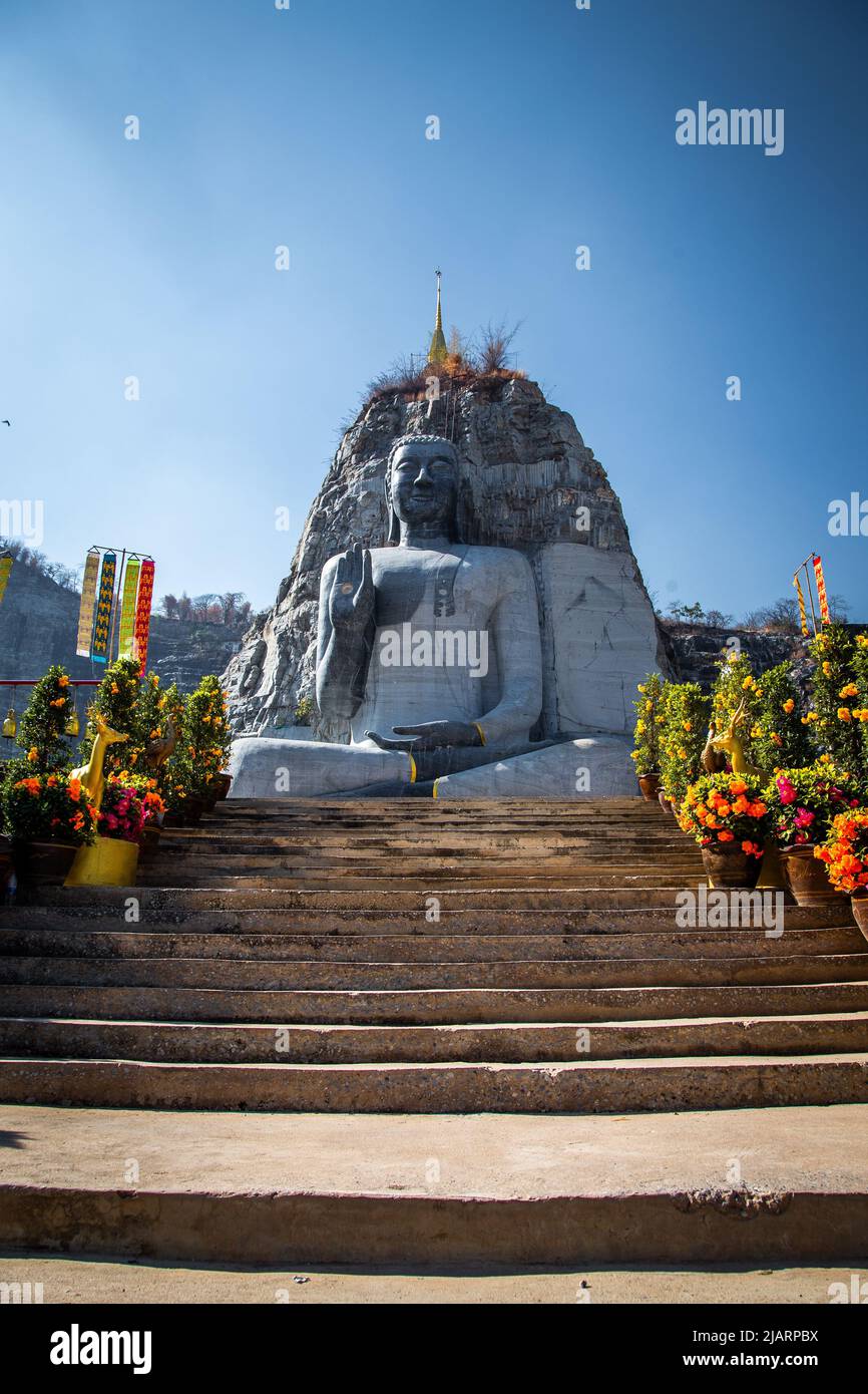 Luang Pho U Thong or Phra Phuttha Pusaya Khiri Sri Suvarnabhumi ...