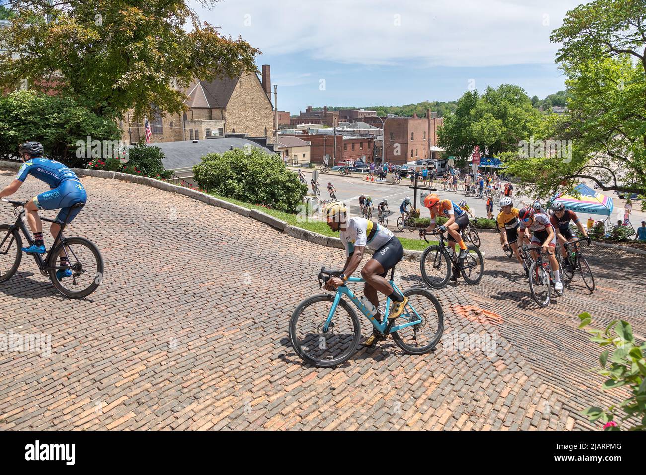 Men’s Category 3 bicycle race at the 2022 Snake alley Criterium in ...