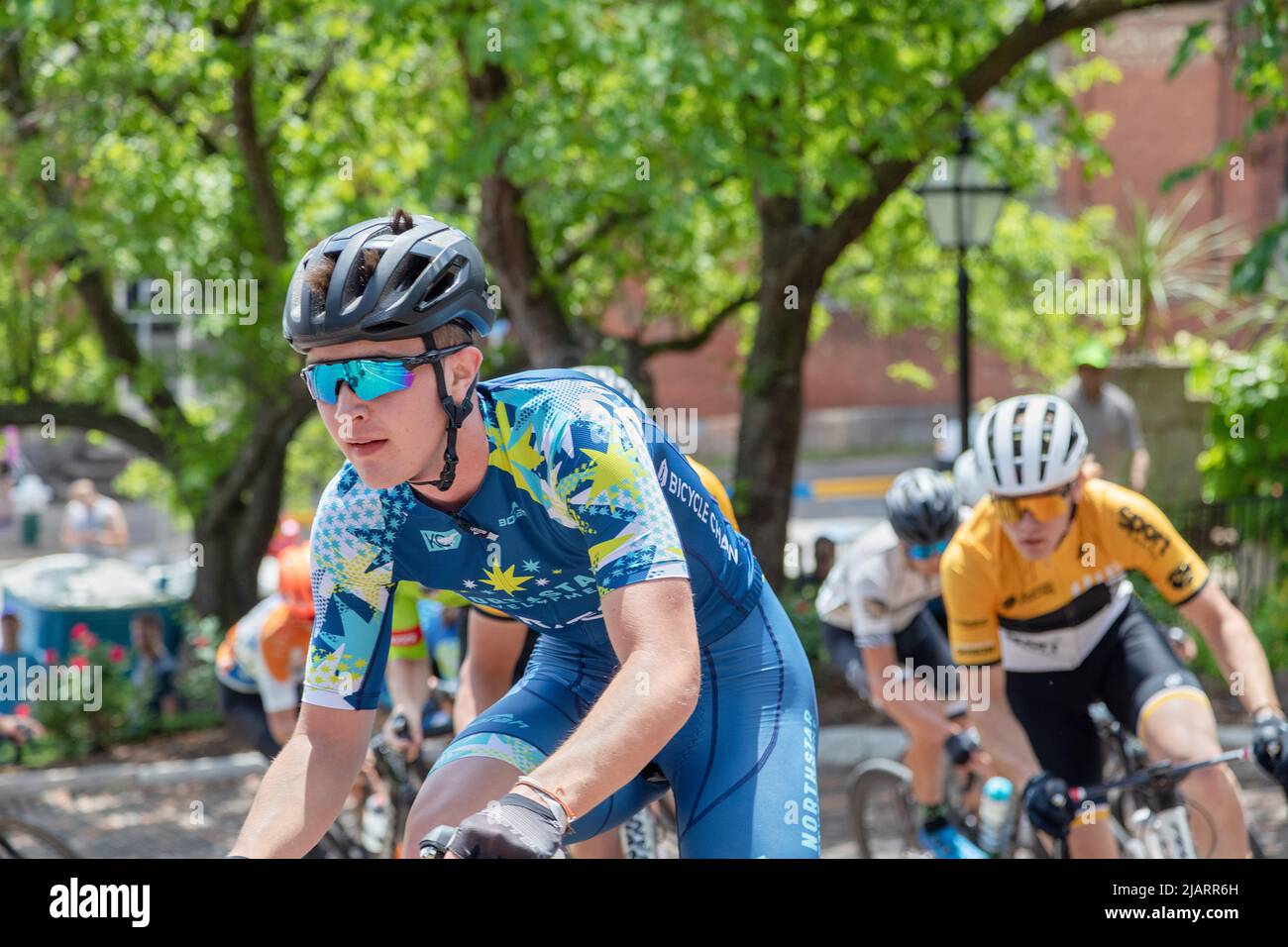 Men’s Category 3 bicycle race at the 2022 Snake alley Criterium in ...