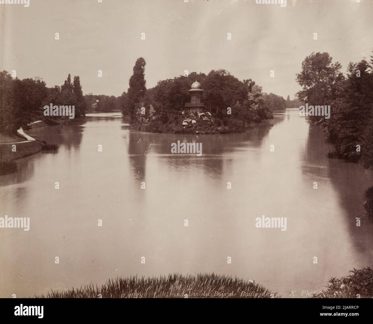 Paris Lake in the Bois de Boulogne unknown Stock Photo - Alamy
