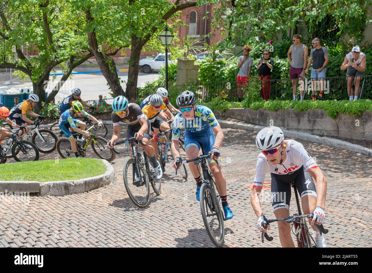 Men’s Category 3 bicycle race at the 2022 Snake alley Criterium in ...