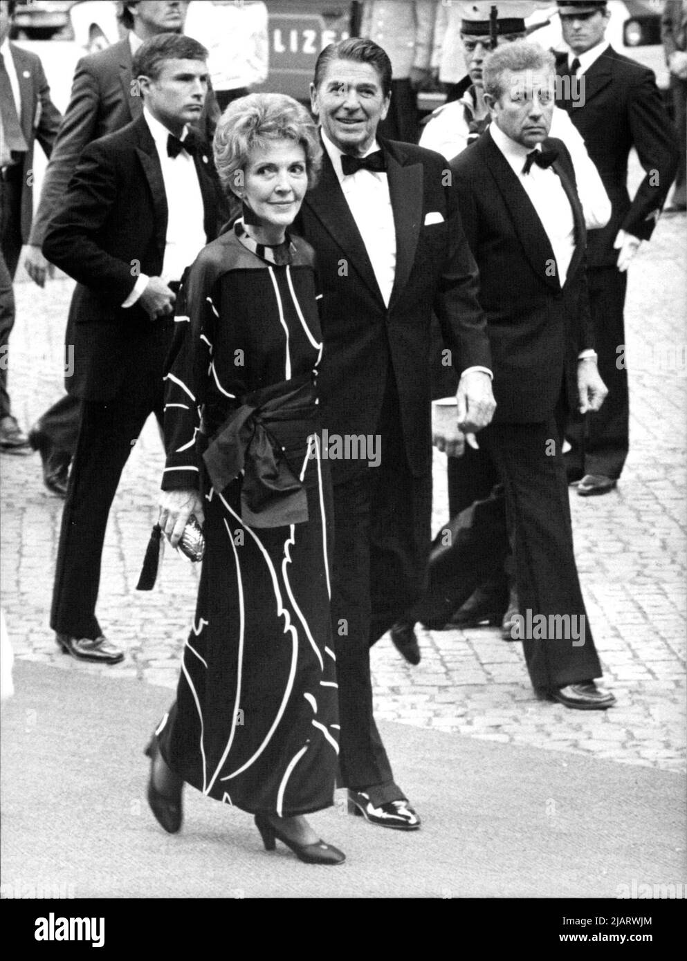 Ronald Reagan mit Frau Nancy auf dem Weg zum Schloss Augustusburg in ...