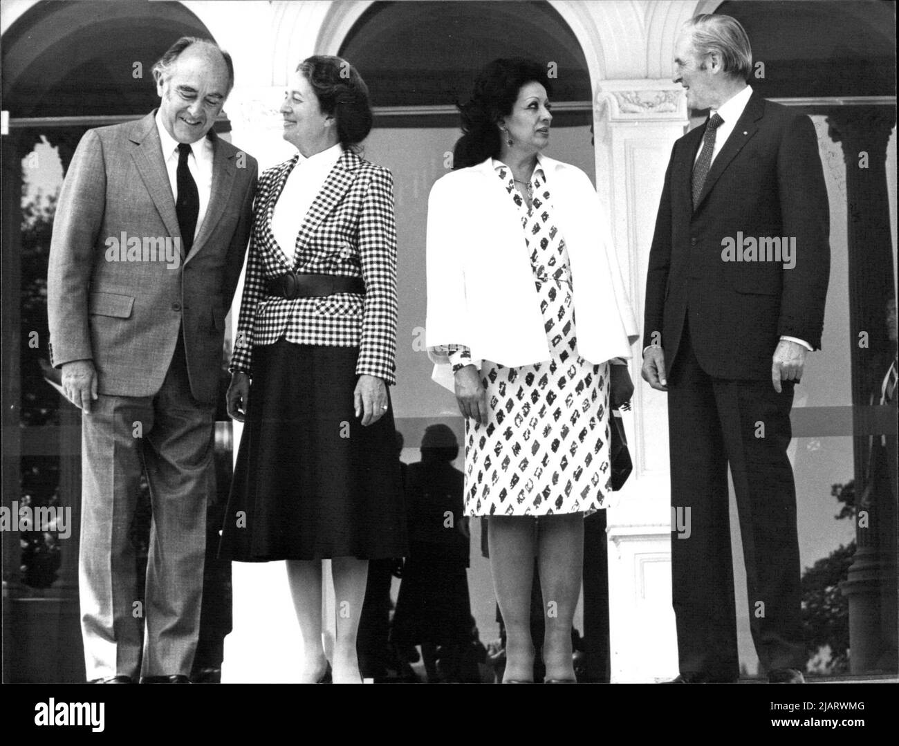 Mexikanischer Staatspräsident Jose Lopez Portillo neben Frau Carstens ...