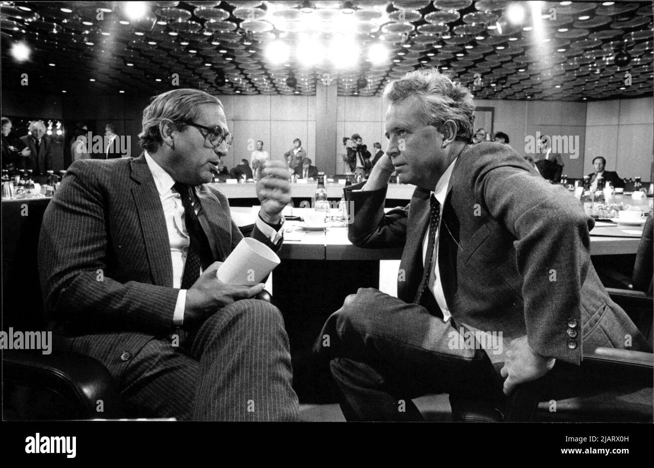 Der deutsche Bankier und Staatssekretär Karl Otto Pöhl im Gespräch mit ...