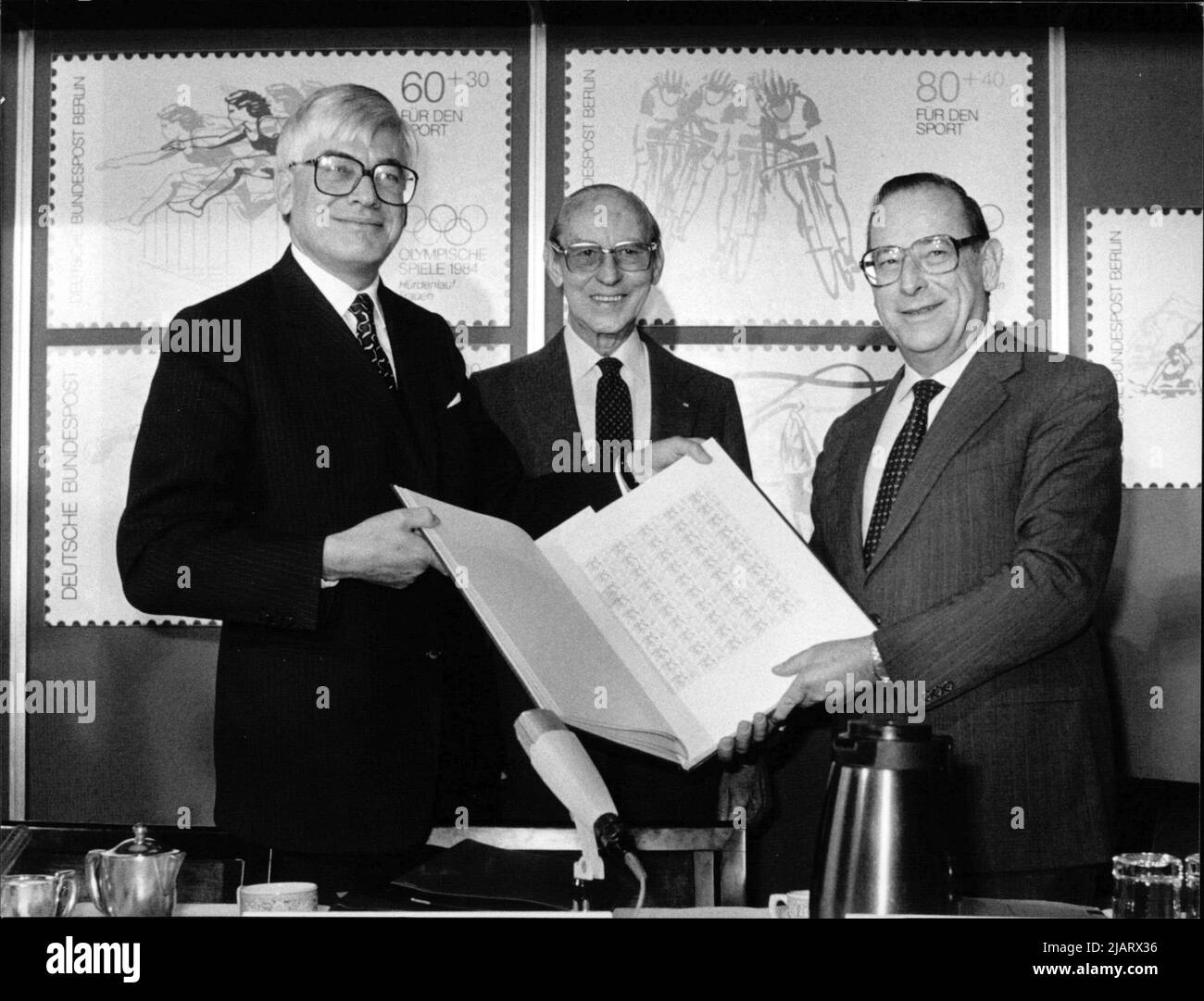 Die Abbildung zeigt Postminister Christian Schwarz-Schilling (links ...