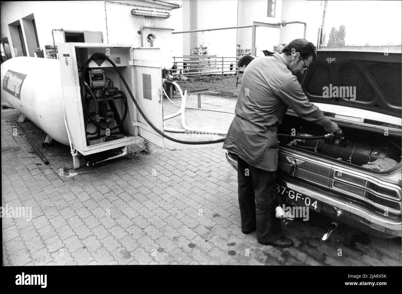 Das Betanken eines PKWs mit Gas in einer Bonner Autogas-Tankstelle ...