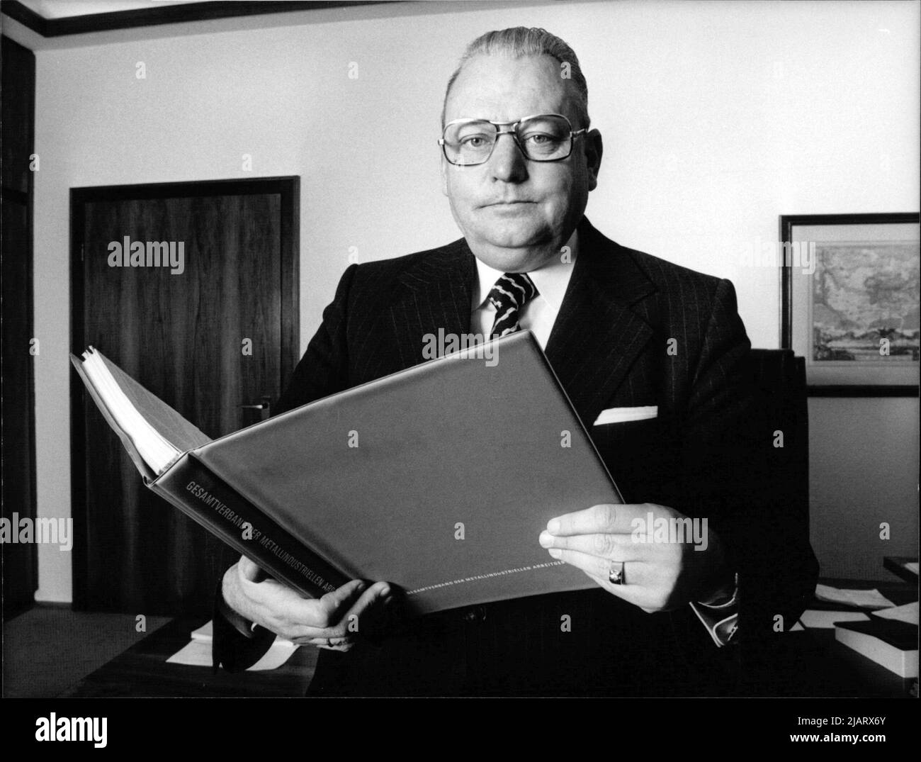 Wolfram white hi-res stock photography and images - Alamy