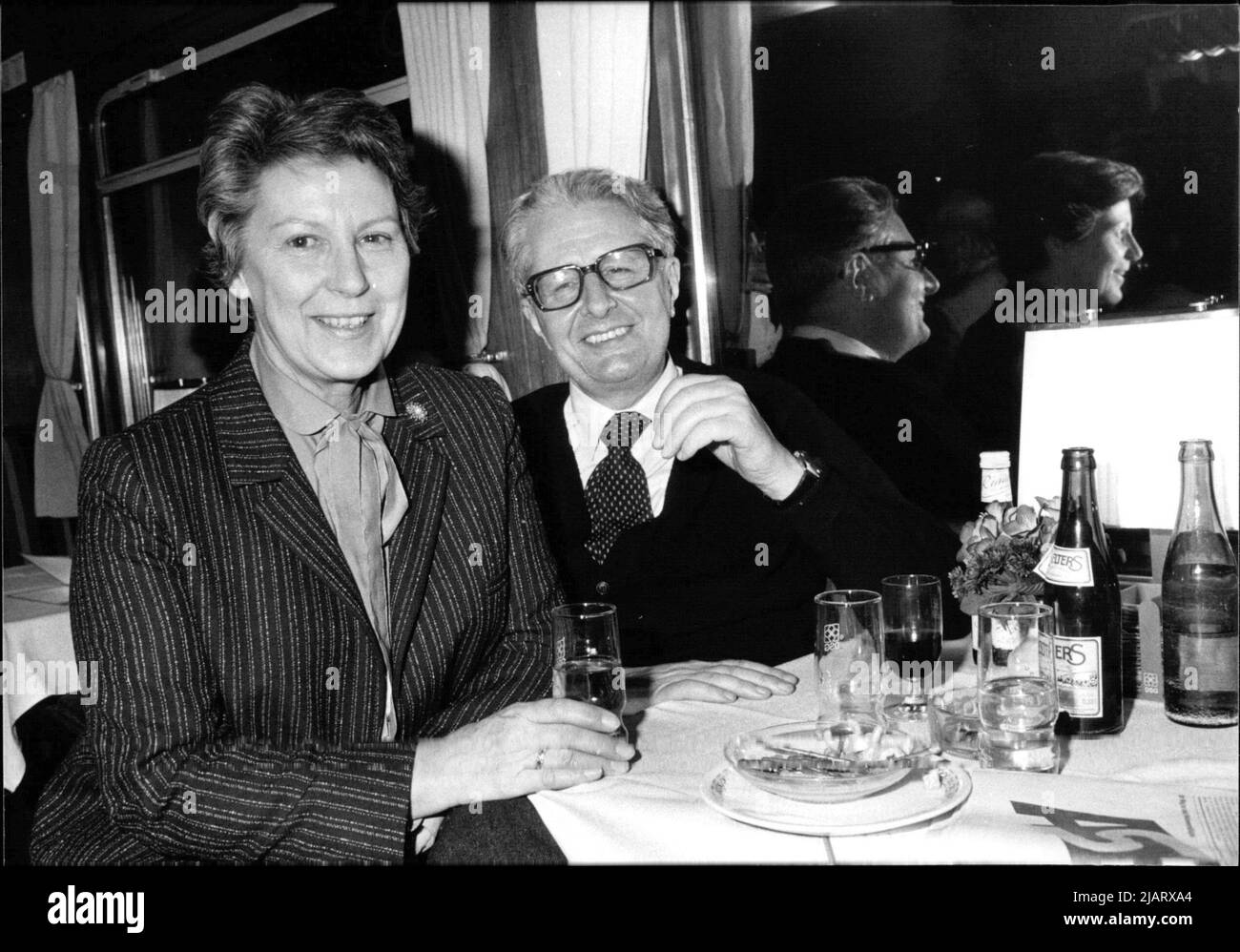 Das Foto zeigt Hans-Jochen Vogel mit seiner Frau Lieselotte im ...