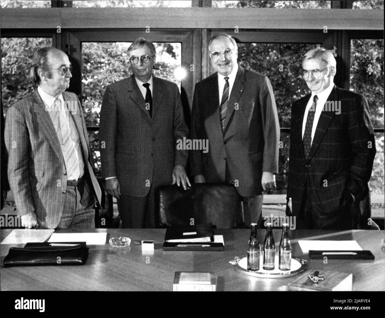 Nach einjähriger Pause traf Bundeskanzler Helmut Kohl in Bonn mit dem ...