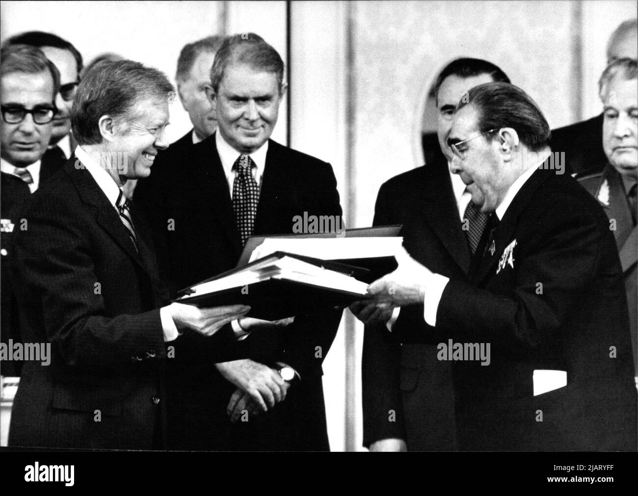 Salt II Abkommen in Wien. Überreichen der Verträge durch US-Präsident ...