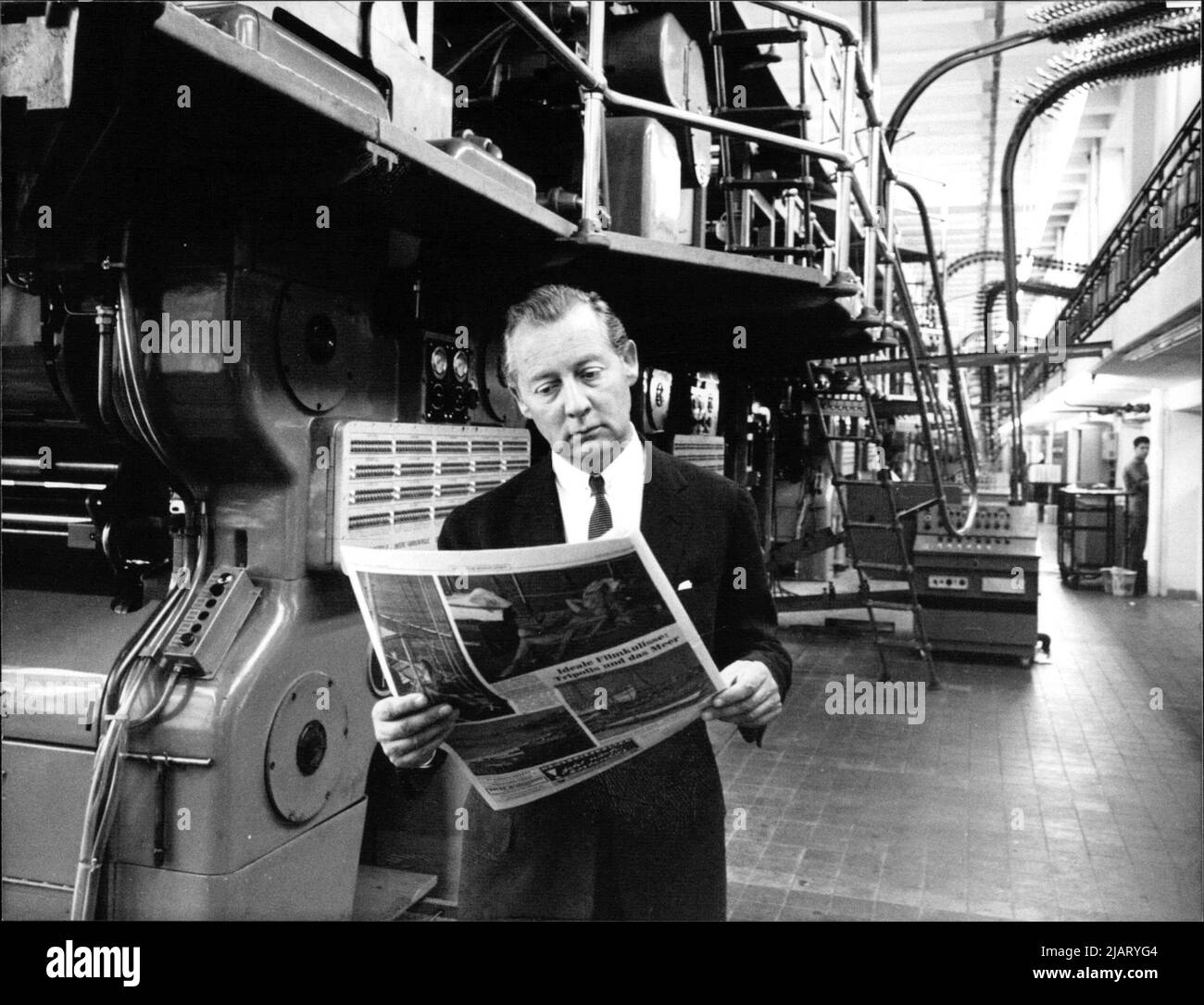 Deutscher Verleger Axel Springer an der Rotationsmaschine seines ...